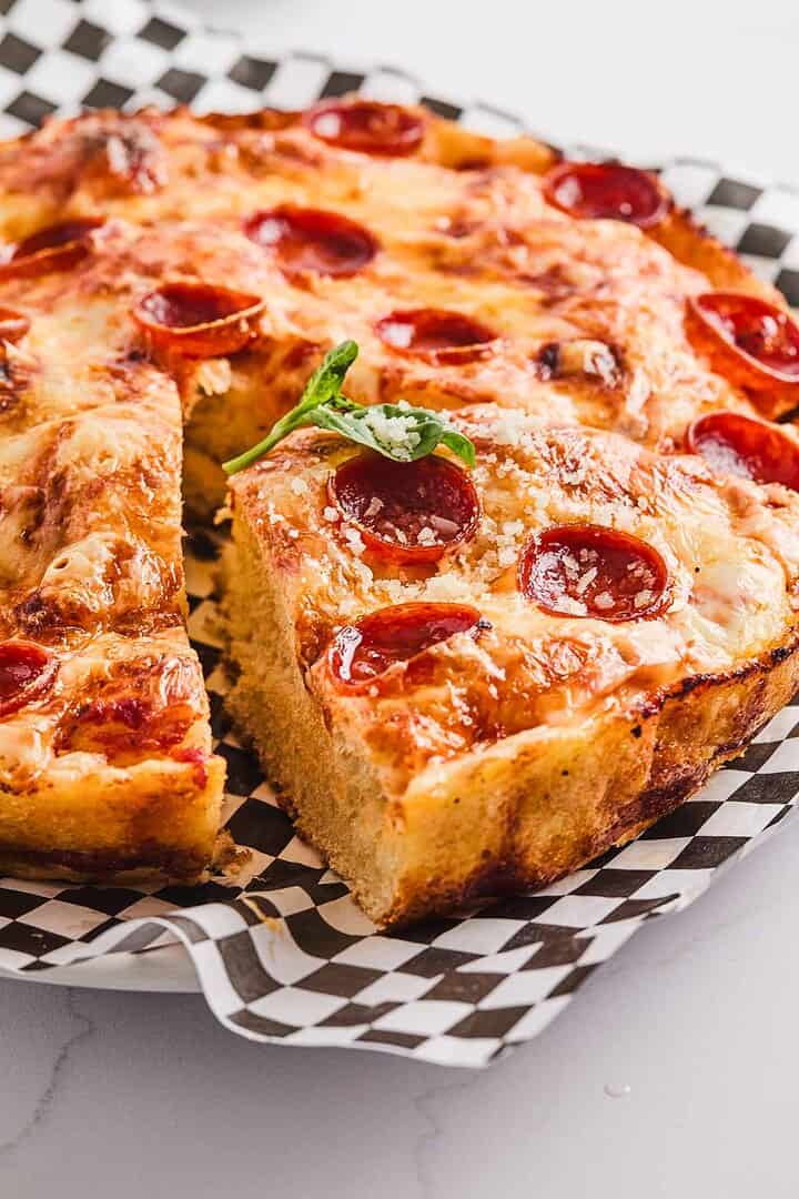 Cast Iron Deep Dish Pepperoni Pizza Recipe : Thermocookery