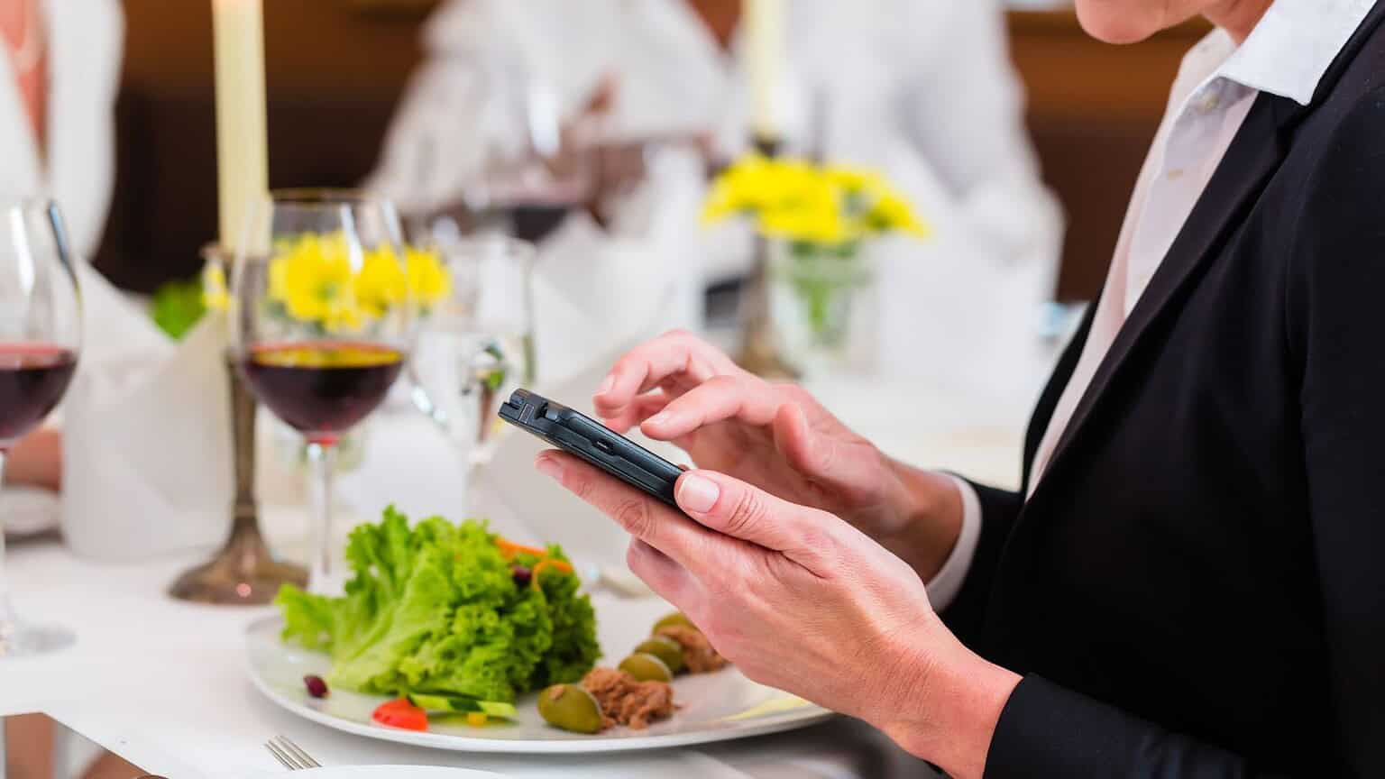 10 Fancy Restaurant Etiquette Mistakes That Make Servers Cringe ...